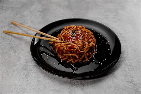 회색 콘크리트 배경에 검은 접시에 닭고기와 매운 우동 측면도 Washoku에 대한 스톡 사진 및 기타 이미지 Washoku