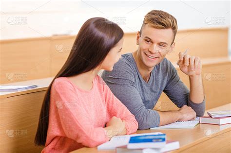 年轻的学生正在和他的同学聊天