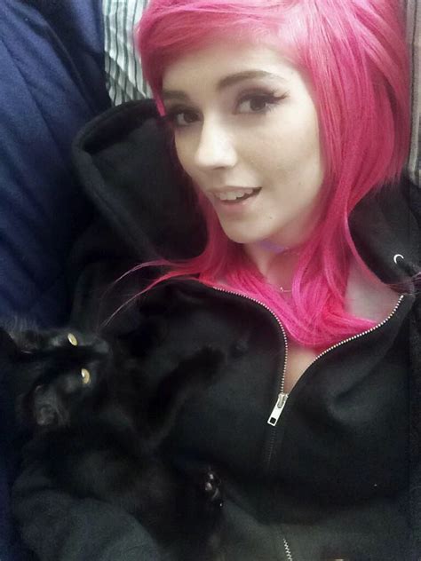 Leda Muir Leda Monster Bunny Side Bangs Hairstyles Leda Muir Emo
