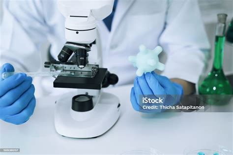 과학과 의학 과학자가 샘플을 분석하고 유리 제품에 떨어 뜨리고 유리 제품에 대한 실험실에서 화학 액체를 포함하는 실험 혁신 및 기술 Stem 주제에 대한 스톡 사진 및 기타