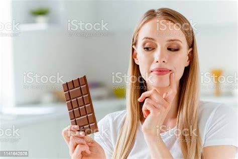의 클로즈업 초상화 그녀의 그녀의 좋은 찾고 귀여운 매력적인 아름 다운 매력적인 쾌활 한 여우 같은 스트레이트 머리 소녀 입고