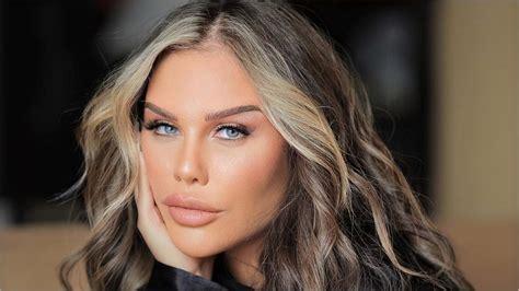 نيكول سابا تشارك صورتين لها بالنقاب وتعايد محبيها بحلول شهر رمضان المبارك