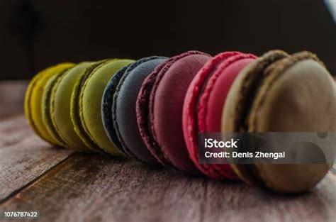 프랑스 마 카 롱 케이크입니다 마카롱 나무 배경에 말린 꽃 상자 0명에 대한 스톡 사진 및 기타 이미지 0명 갈색 꽃 식물 Istock