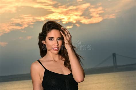 Внешний портрет молодой сексуальной сногсшибательной женщины Стоковое Фото изображение