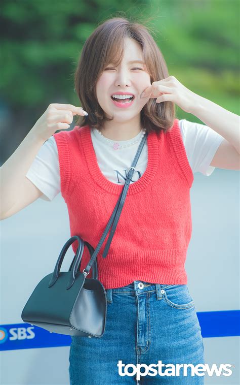 Hd포토 레드벨벳red Velvet 웬디 왼쪽이 더 잘늘어나욧~ 웬디의 영스트리트 출근길 네이트 연예