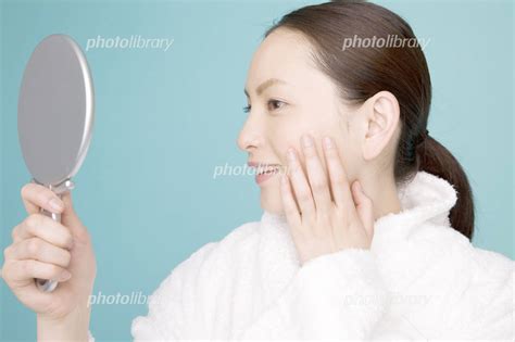 鏡を見ている女性 写真素材 2388041 フォトライブラリー Photolibrary