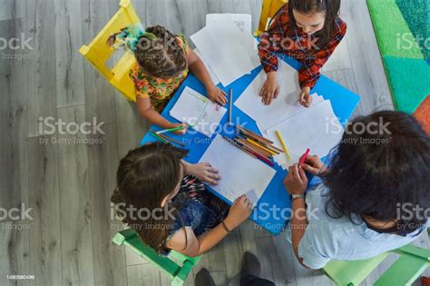 保育園や小学校の教室で女性教師と絵を描くアートの授業中にクリエイティブな子供たち カラー画像のストックフォトや画像を多数ご用意 カラー