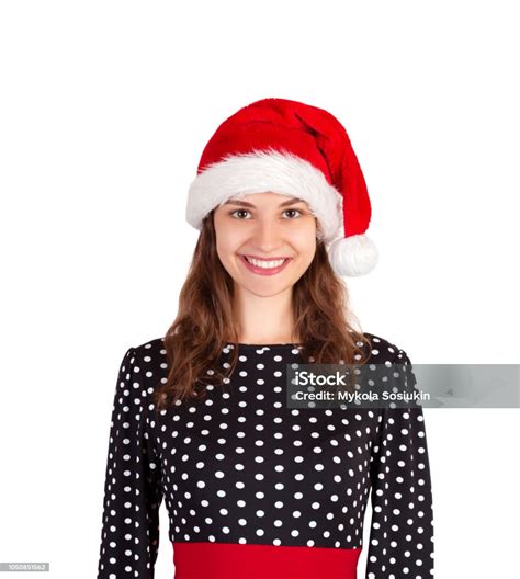 웃는 행복 한 여자 드레스 산타 클로스에 감정적인 여자 크리스마스 모자 흰색 배경에 고립 휴일 개념 12월에 대한 스톡 사진 및 기타 이미지 Istock