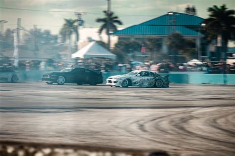 집 밖의 Japenese Jdm 거리 경주 거리 장면 검은 차 검은색 경쟁 경주 이벤트 경주로 경주의 날 경치 고성능 차 고속 관중 군중