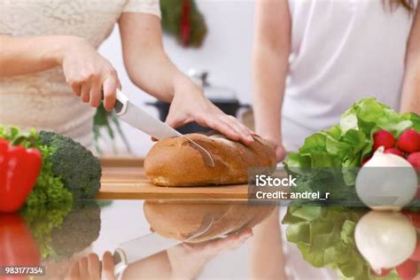 부엌에서 요리 하는 인간의 손에의 근접 촬영 어머니와 딸 또는 빵을 절단 하는 두 여자 친구 건강 한 식사 채식 음식과 라이프 스타일 개념 가까운에 대한 스톡 사진 및 기타