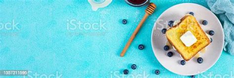 바나나 블루베리 꿀 딸기 잼을 곁들인 프렌치 토스트 토스트와 쿠키가 곁들인 맛있는 아침 식사 또는 브런치 맨 위 보기입니다 기치
