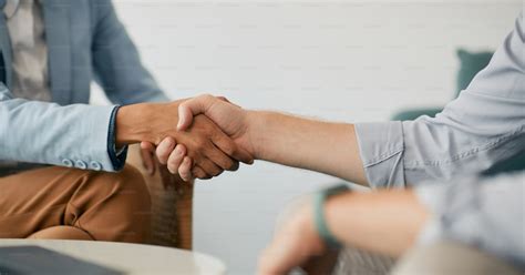 사무실에서 비즈니스 미팅 중 악수하는 동료들의 클로즈업 사진 Unsplash의 핸드셰이크 이미지