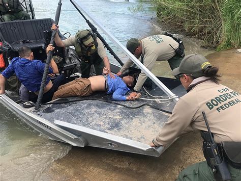 Patrulla Fronteriza Rescata A Menor Hondureño Que Se Ahogaba En El Río