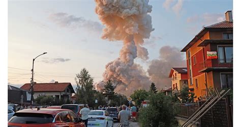 Разчистват взривените складове в Елин Пелин