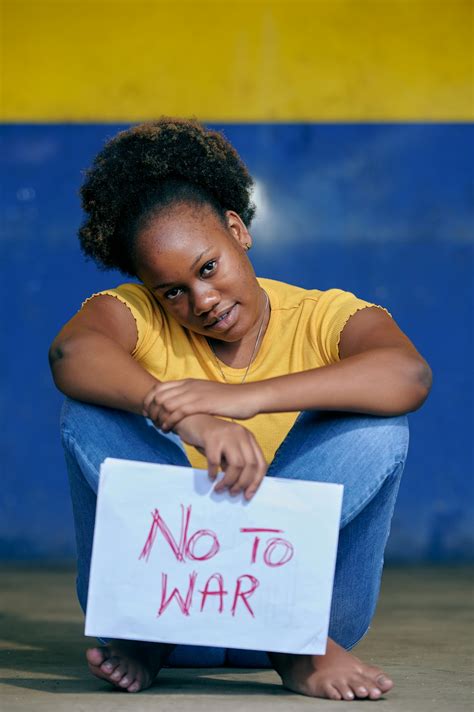 전쟁에 반대하는 팻말을 들고 있는 여성 사진 Unsplash의 무료 하라레 이미지