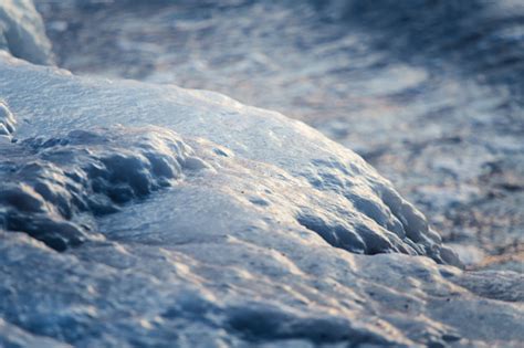 얼어붙은 바다 물의 발트 해 연안에 근접 한 아름 다운 촬영 해변에 소금 물 Vawes를 동결 0명에 대한 스톡 사진 및 기타 이미지 Istock