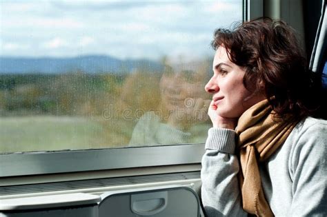 Mujer Joven Que Viaja En Tren Imagen De Archivo Imagen De Viaja