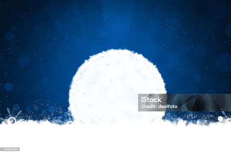 안개 또는 연기 또는 눈의 흰색 프릴과 미묘한 빛나는 눈송이가 크리스마스 테마 위에 있는 연기가 자욱한 희미한 반지 또는 단색 원 모양 크리스마스 테마 위에 생생한 어두운