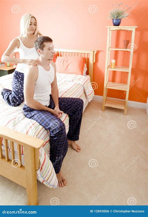 Mulher Que Faz Massagens Ombros Do Homem No Quarto Foto De Stock