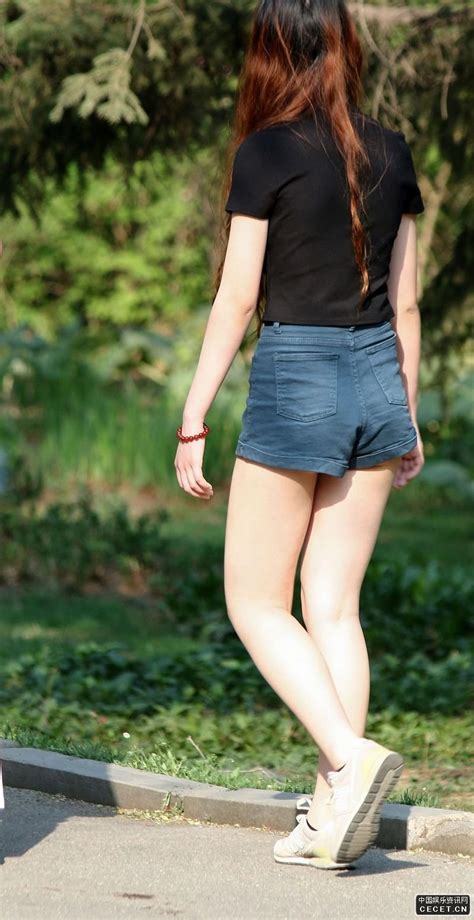 公园抓拍的牛仔高腰热裤美女 中国娱乐资讯网cecet Cn