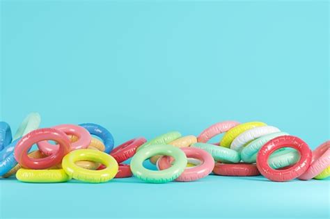 블루 파스텔 배경에 다채로운 수영 반지 드롭 최소한의 여름 아이디어 개념입니다 0명에 대한 스톡 사진 및 기타 이미지 0명 3차원 형태 개념 Istock