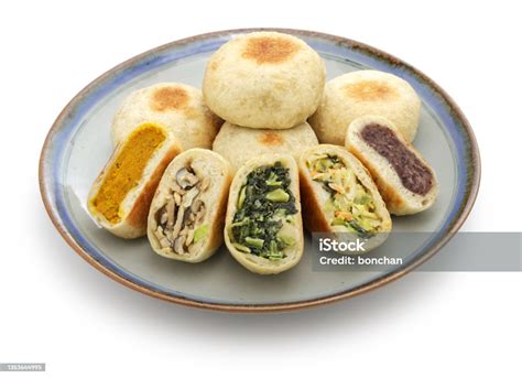 오야키 만두는 야채로 채워져 있으며 된장과 간장을 곁들인 요리입니다 일본 음식 0명에 대한 스톡 사진 및 기타 이미지 0명