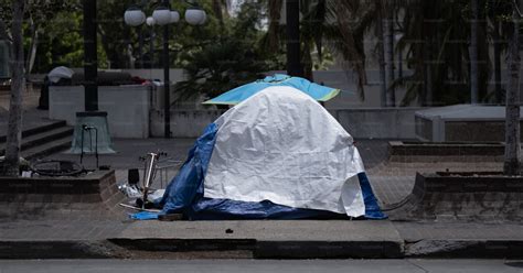길가에 앉아있는 파란색과 흰색 텐트 사진 Unsplash의 거지 이미지