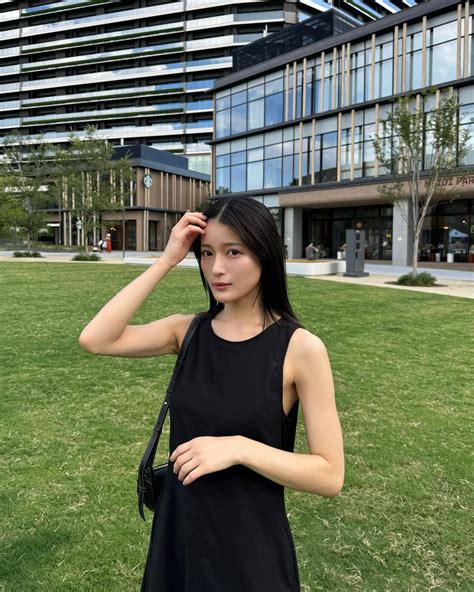 織田奈那 最近は暗髪が落ち着きます👩🏻 Instagram