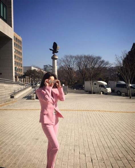 김희선 올 핑크 패션으로 찰칵남다른 분위기 뿜뿜