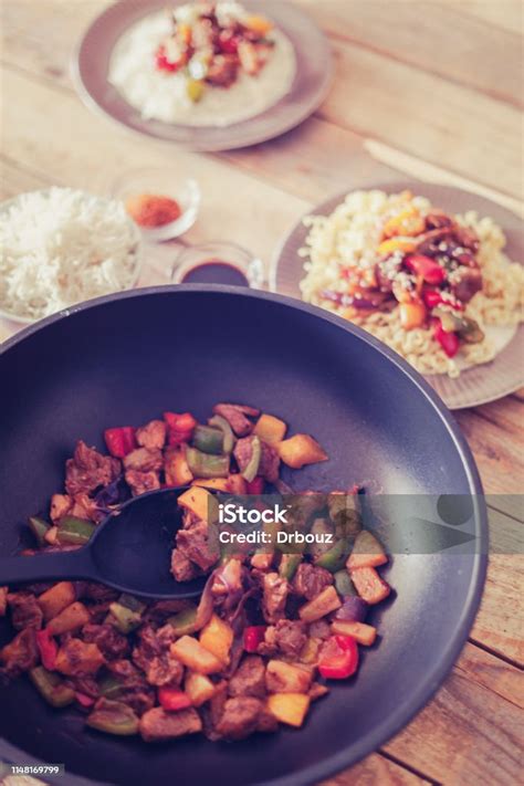 채소와 과일이 포함 된 달 콤 하 고 새 콤 한 돼지고기 쌀과 함께 제공 0명에 대한 스톡 사진 및 기타 이미지 0명 고기 고추류 Istock