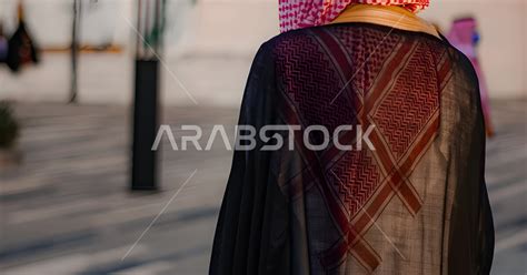 التأمل وشرود الذهن، التفكير في شيء ما، صورة مقربة من الخلف لرجل عربي