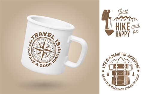 흰색 캠핑 컵 샘플 디자인이 있는 현실적인 머그 모형 템플릿입니다 벡터 3d 그림입니다 여행은 항상 좋은 생각입니다 여름 캠프 산 배낭 나침반 장미 등산객 및 숲 실루엣으로