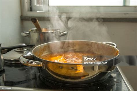 전통 세파르딕 북아프리카 생선 수프인 Chraime의 끓는 냄비 수프에 대한 스톡 사진 및 기타 이미지 수프 스토브