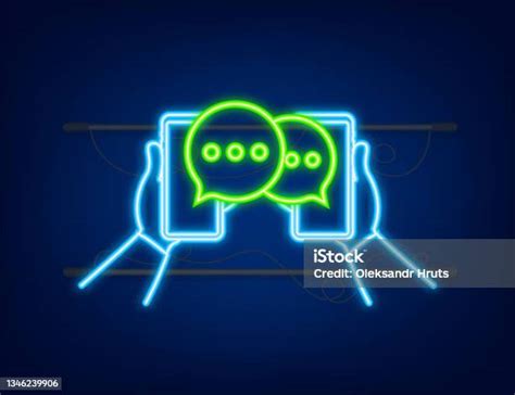 스마트폰 화면에서 채팅 메시지 버블 네온 아이콘 소셜 네트워크 메시징 벡터 스톡 일러스트레이션 Brand Name Online Messaging Platform에 대한 스톡