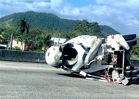 Camión volcado provoca cierre de la PR 30 en Caguas