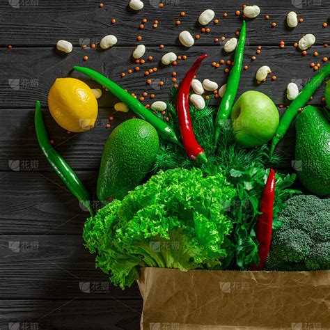 健康食品清洁饮食选择 水果，蔬菜，种子，超级食品，谷物，叶蔬菜灰色混凝土背景