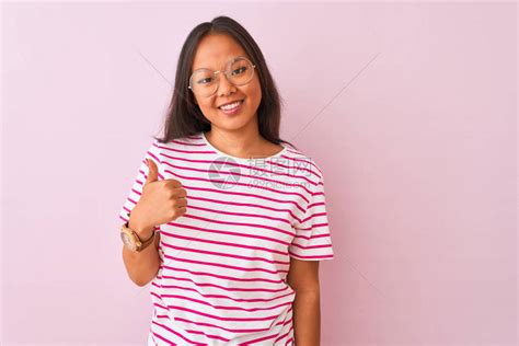 年轻妇女穿着条纹t恤和眼镜高清图片下载 正版图片502766086 摄图网