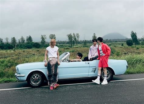 李駿傑甫mirror小組歌mv花絮相 呂爵安低頭望手機 網民︰跟某人談心吧 1339 20240914 Showbiz 明報