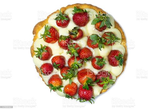 신선한 딸기를 얹은 케이크 흰색 바탕에 크림 같은 쇼트브레드 케이크 맛있는 음식 칼로리 영양 수제 디저트 분리 건강한 생활방식에 대한 스톡 사진 및 기타 이미지 Istock