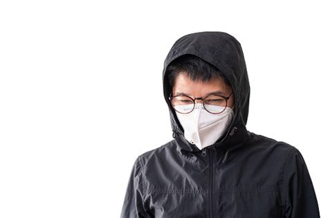 독감 질환을 예방하기 위해 외과 용 마스크를 착용한 아시아 남성 코로나 바이러스 및 Pm 25 먼지 흰색 배경 클리핑 경로에