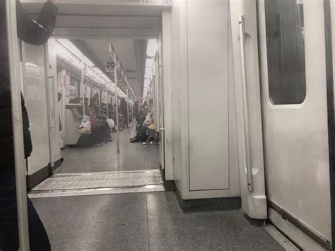 突发丨徐家汇地铁站浓烟密布，消防人员已到现场，列车仍正常运行