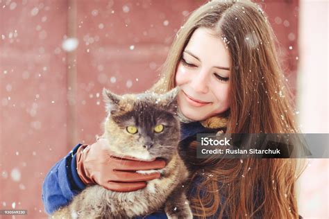 겨울 고양이와 젊은 여자의 초상화 아름다움 즐거운 모델 A 여자 웃음 그리고 어두운 빨간색 배경을가지고 행복 야외에서 아름 다운