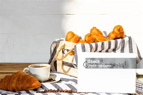 커피 컵과 버터 신선한 프랑스 크루아상 나무 상자 음식과 아침 식사 개념 화이트 보드에 아침 메시지 U201c좋은 아침u201d