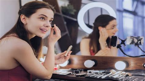 Monsoon Makeup Tips पावसाळ्यात मेकअपची कशी काळजी घ्याल या ट्रिक्स