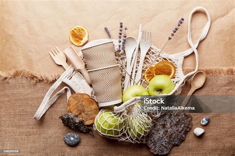 미적 자연적 친환경 개념 나무와 종이 칼 사과 나무 껍질 나무 라벤더가 있는 에코 쇼핑백 지속 가능하고 폐기물 제로이며 구겨진 종이에 플라스틱이 없는 라이프스타일 0에 대한