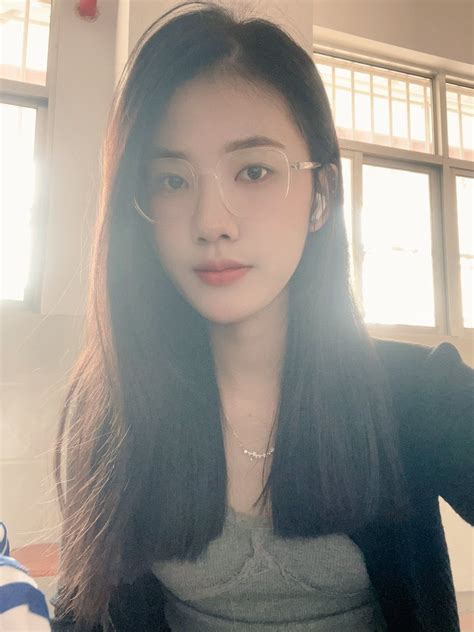 极品少妇 On Twitter 戴上眼镜更有感觉的新婚少妇，到床上要多风骚就多风骚