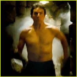 Tom Cruise Goes Shirtless Runs For His Life In New Mission