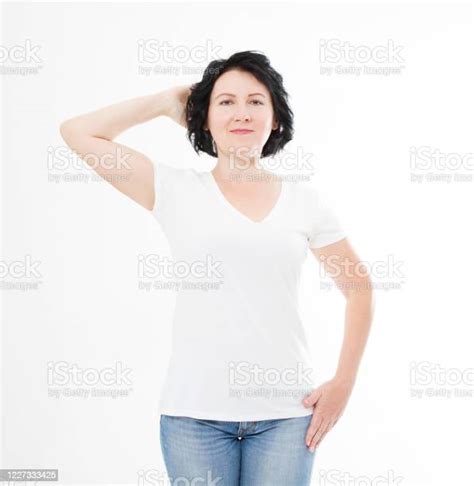 흰색 배경에 티셔츠를 입은 중년 여성 디자인을 위해 모의 공간을 복사합니다 템플릿 빈 T 셔츠에 대한 스톡 사진 및 기타 이미지