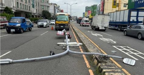 彰化轎車詭衝分隔島！燈桿「連根鏟起」橫掃2車 駕駛恐賠慘 社會 Ctwant
