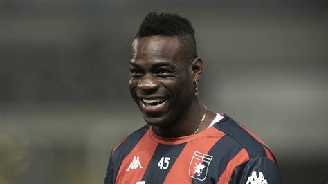 Serie A Balotelli Torna In Campo Dopo Giorni Il Video Dellesordio Con Il Genoa